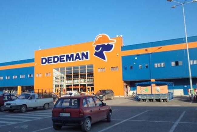 Un hoț s-a luptat cu paznicii magazinului Dedeman din Oradea, care l-au ...