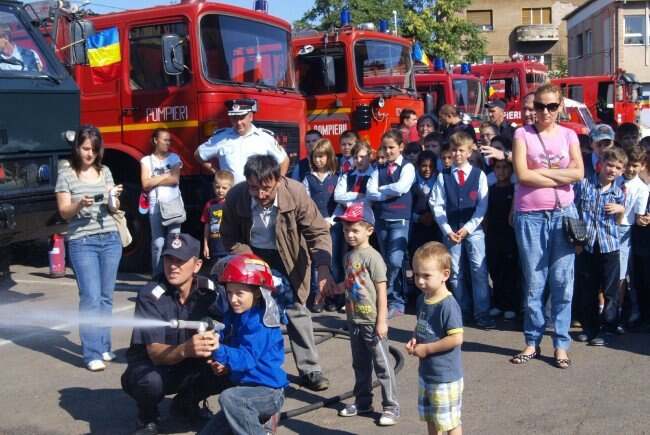 Detașamentul 2 de Pompieri Oradea aniversează 27 de ani. Sâmbătă, porți ...
