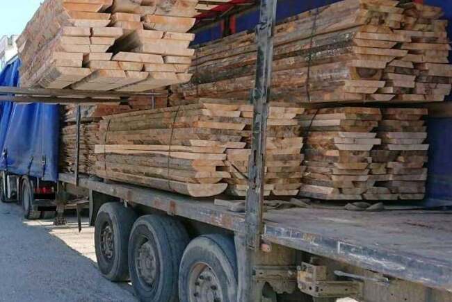 Aproape 10 metri cubi de cherestea au fost confiscați de polițiștii ...