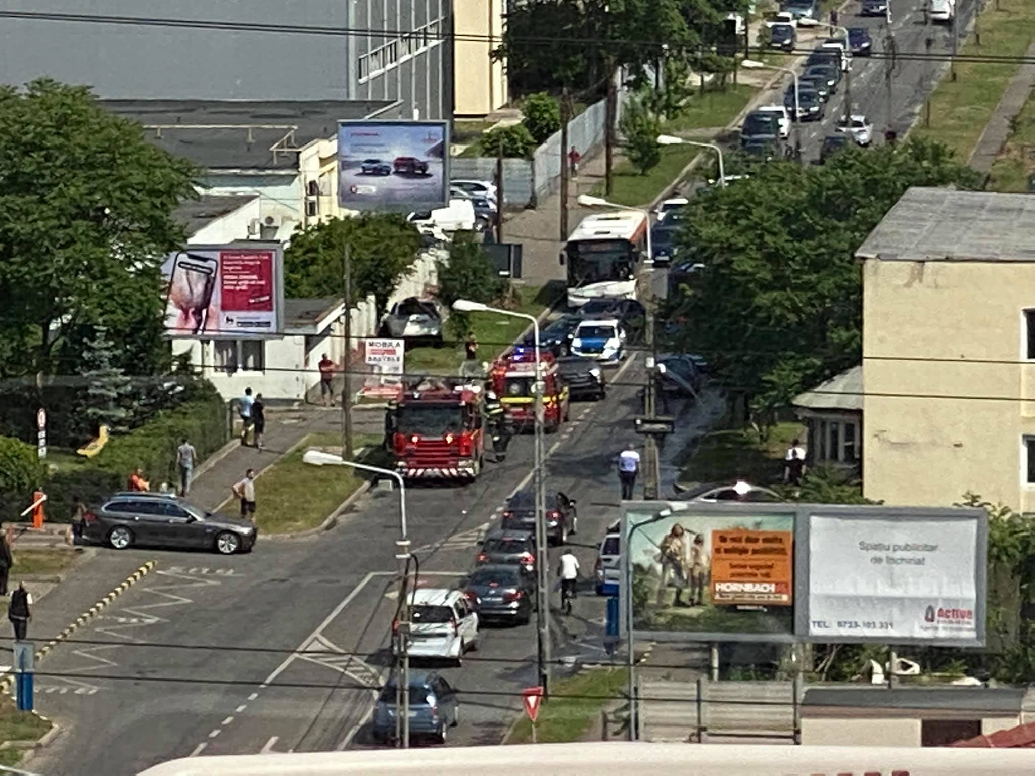 Accident cu mașini de lux pe Tudor Vladimirescu. Un Lexus a ajuns pe ...