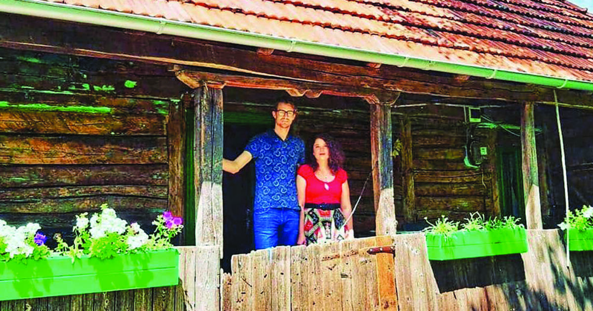Un olandez și o româncă restaurează casele tradiționale din Zece Hotare ...
