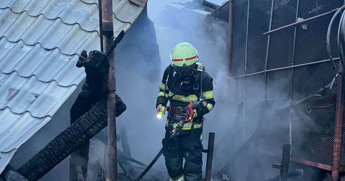 Incendiu provocat de un bec lăsat aprins peste noapte - BIHON