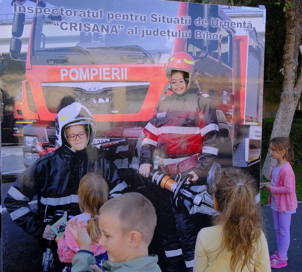 Ziua Porților deschise: sute de copii au devenit pompieri pentru o zi ...