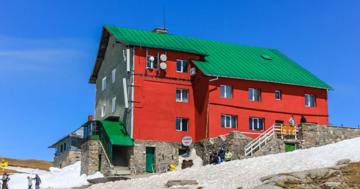 Cabana Babele, cel mai renumit popas din Munții Bucegi, scoasă la ...