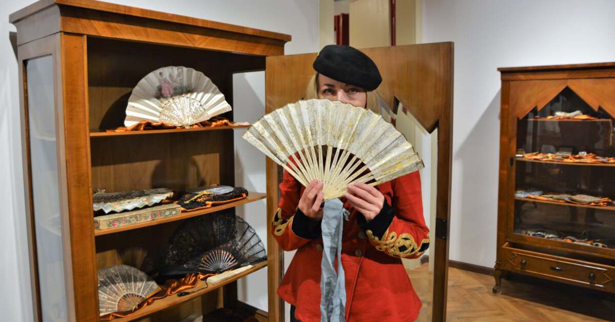 Un corset din 1813, evantaie şi carneţele de bal, un kit de cusut al ...