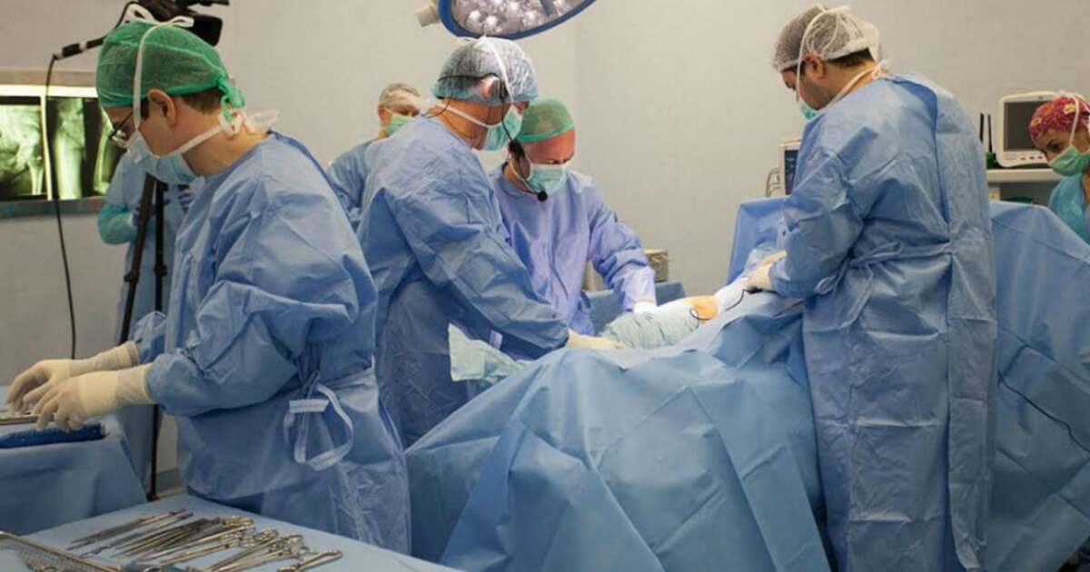 Medicii au reușit să replanteze piciorul amputat al unui adolescent ...