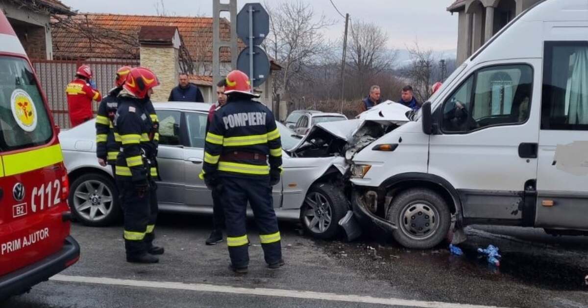 Accident între un microbuz și o mașină pe DN 76 la Petrileni: 14 ...