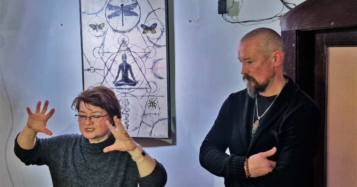 Harris Wallmen exprimă prin artă confruntarea dintre propriul abis şi ...