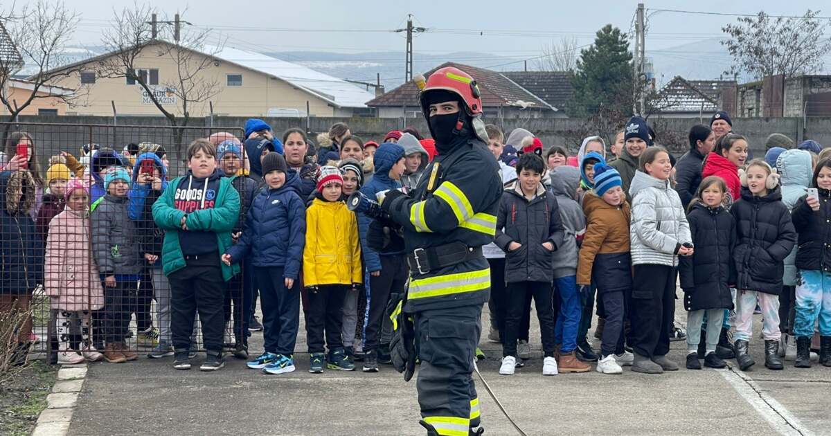 Pompieri pentru o zi! Sute de copii din Oradea au participat la „Ziua ...
