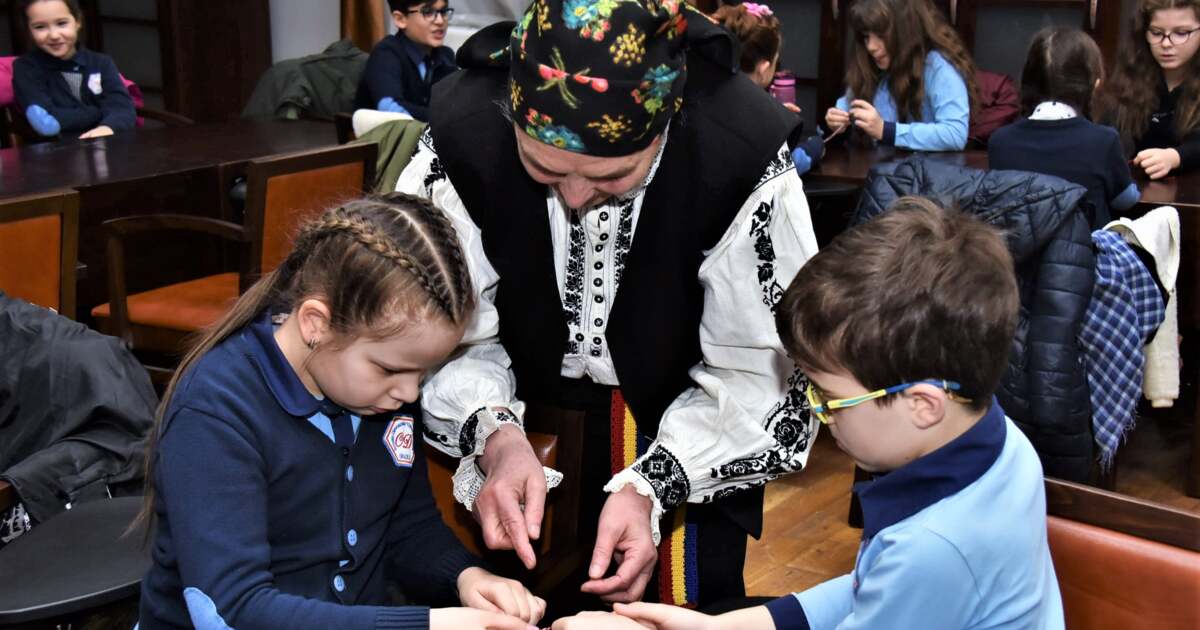 Elevii au învăţat să facă brăţări la atelierul „Sărbătorim 8 Martie la ...