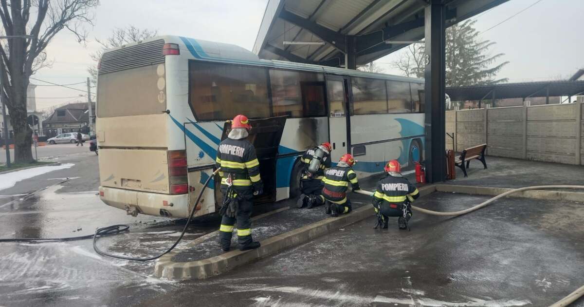 Un autobuz a luat foc în Autogara Marghita. O defecțiune la sistemul de ...