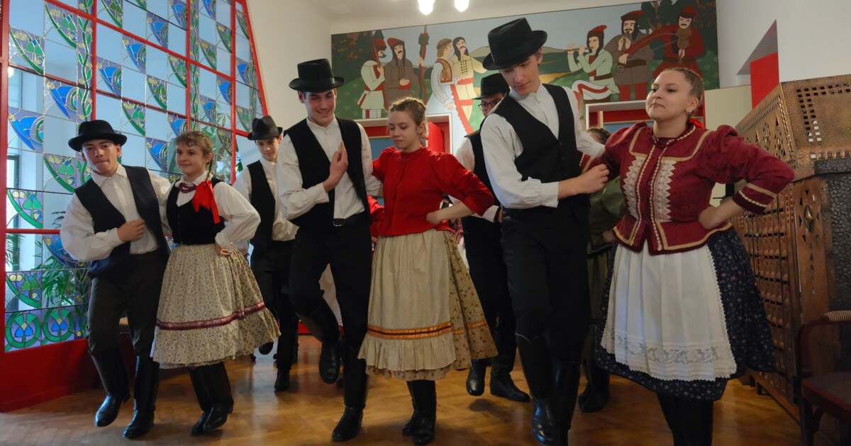 Costume populare maghiare prezentate prin joc la Casa Darvas – La Roche ...
