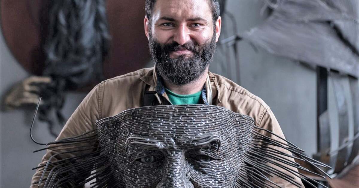 Artistul plastic Darius Hulea ţese metale. O parte din lucrările lui ...