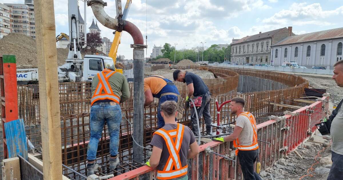 Se lucrează în ritm alert! A început turnarea pereților la pasajul 4 ...