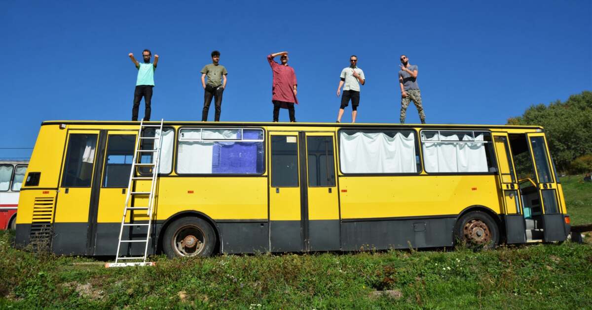 iarba Fiarelor îşi lansează albumul „Slobod” în campingul de autobuze ...