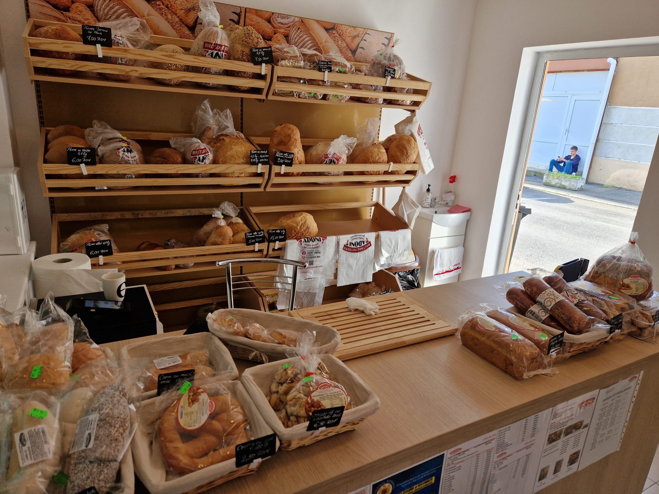 Magazinul Brutăriei Adoni din Oradea s-a mutat într-o nouă locație, mai ...