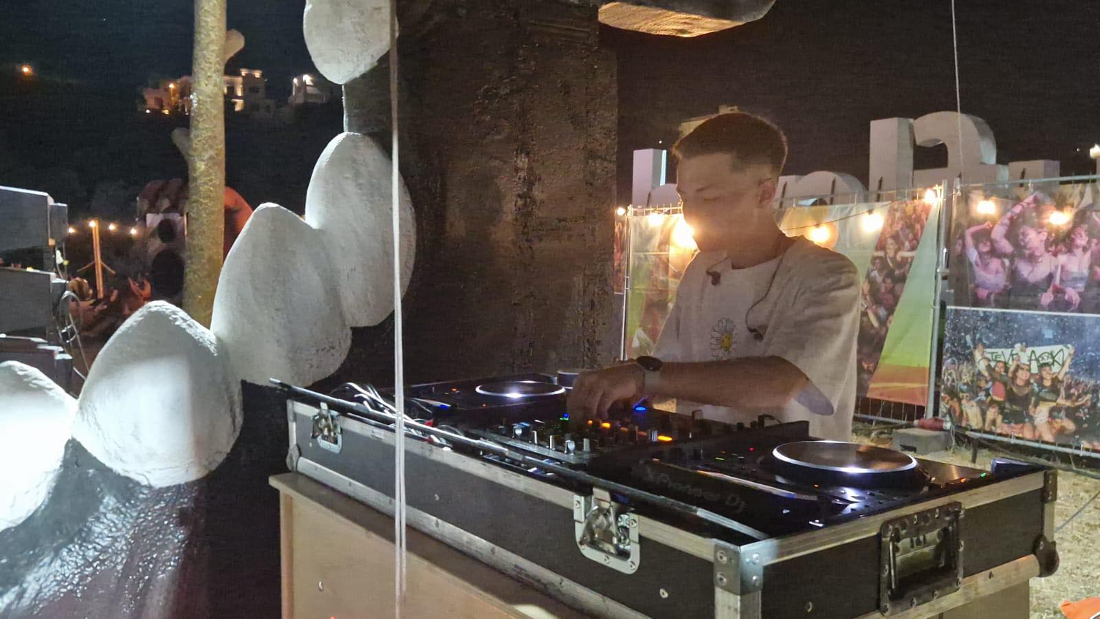 FOTO: INTERVIU: De la Neversea la Untold. La doar 16 ani, Raul a mixat ... FOTO: INTERVIU: De la Neversea la Untold. La doar 16 ani, Raul a mixat ...