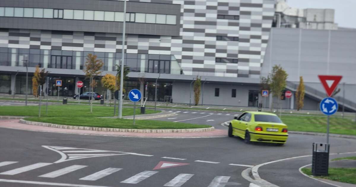 Drifturi într-un sens giratoriu din Oradea. Șoferul de 23 de ani a ...