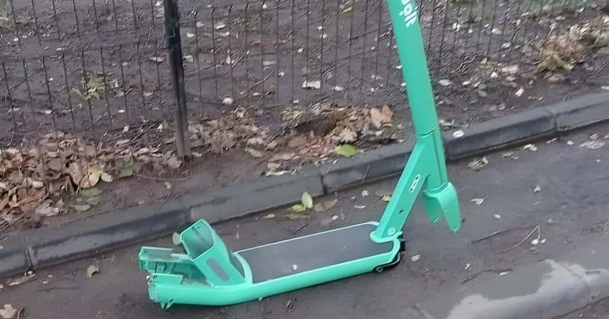 Trotinetă BOLT dezasamblată și abandonată pe o stradă din Oradea - BIHON