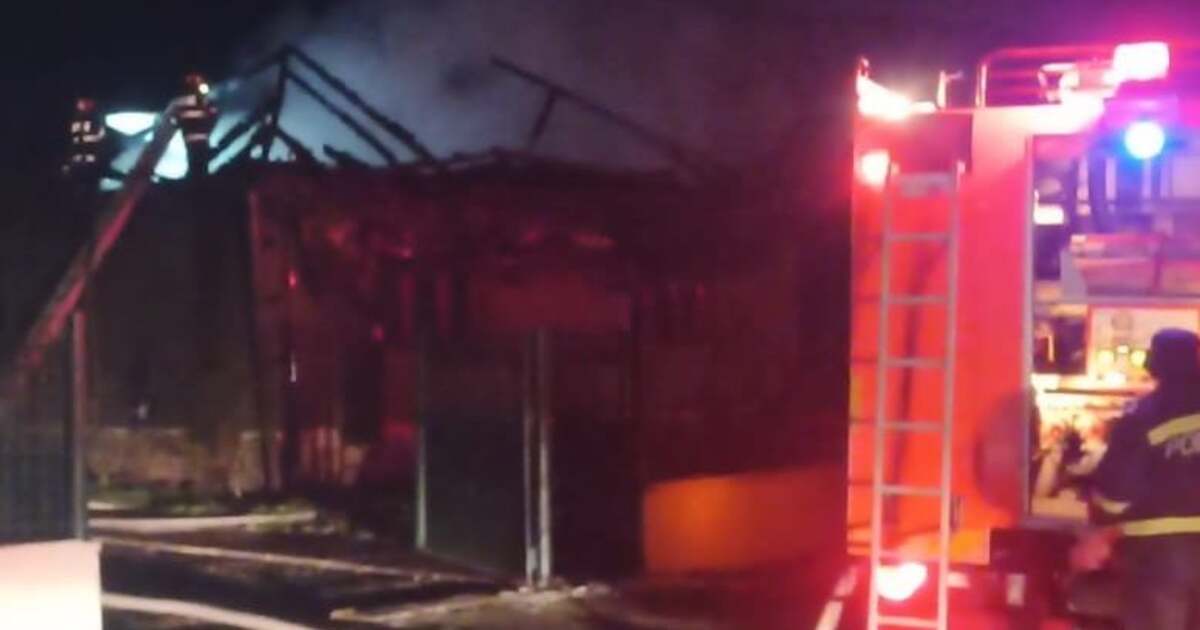 Incendiu violent la o locuință din Bratca. Au ars 140 de metri din ...