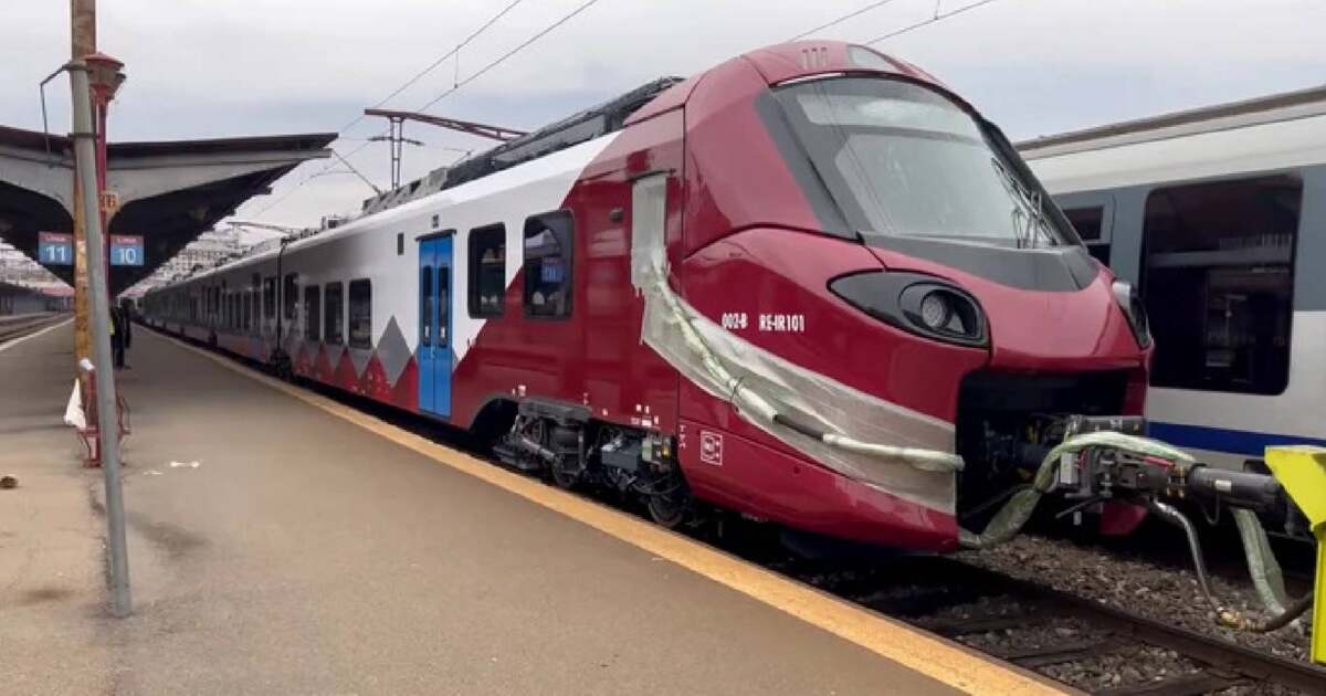 Primul tren electric cumpărat de România în ultimii 20 de ani a făcut ...