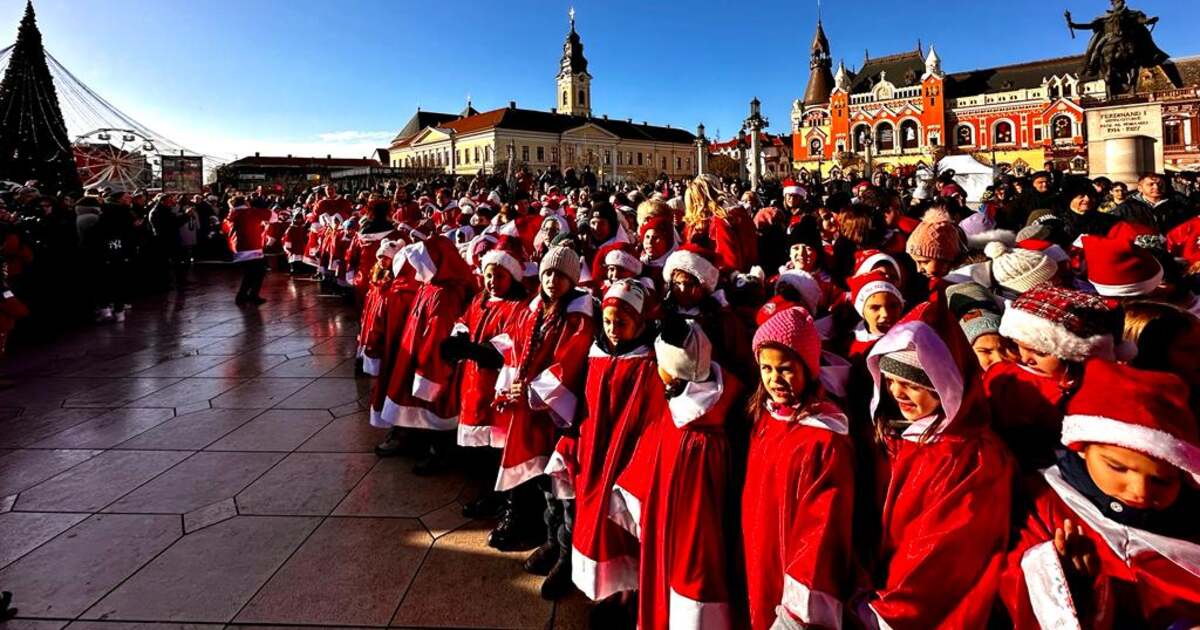 380 de copii au colindat în Piața Unirii, îmbrăcați în costume de ...