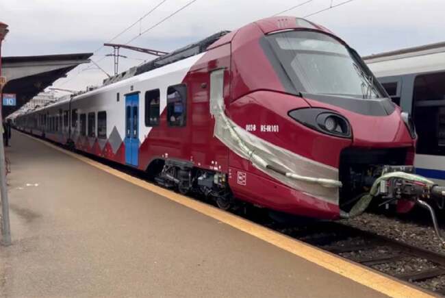 Primul tren electric cumpărat de România în ultimii 20 de ani a făcut ...