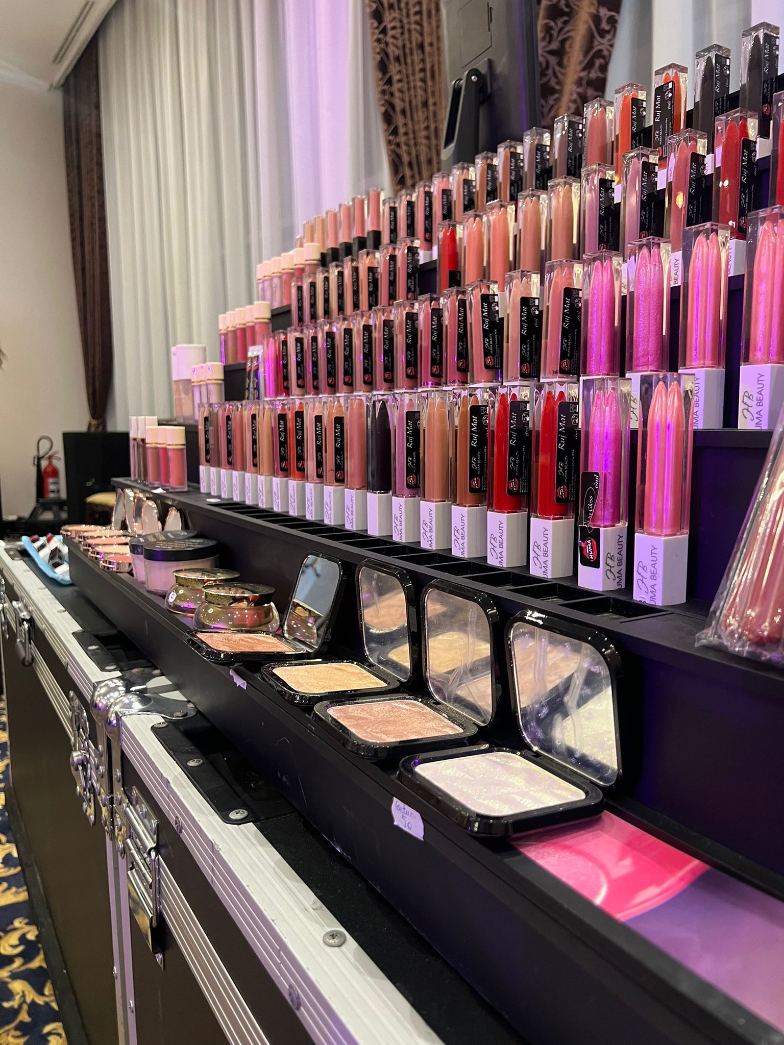Brandul de cosmetice HUMA BEAUTY, a organizat vineri 8.12.2023 HUMA ...