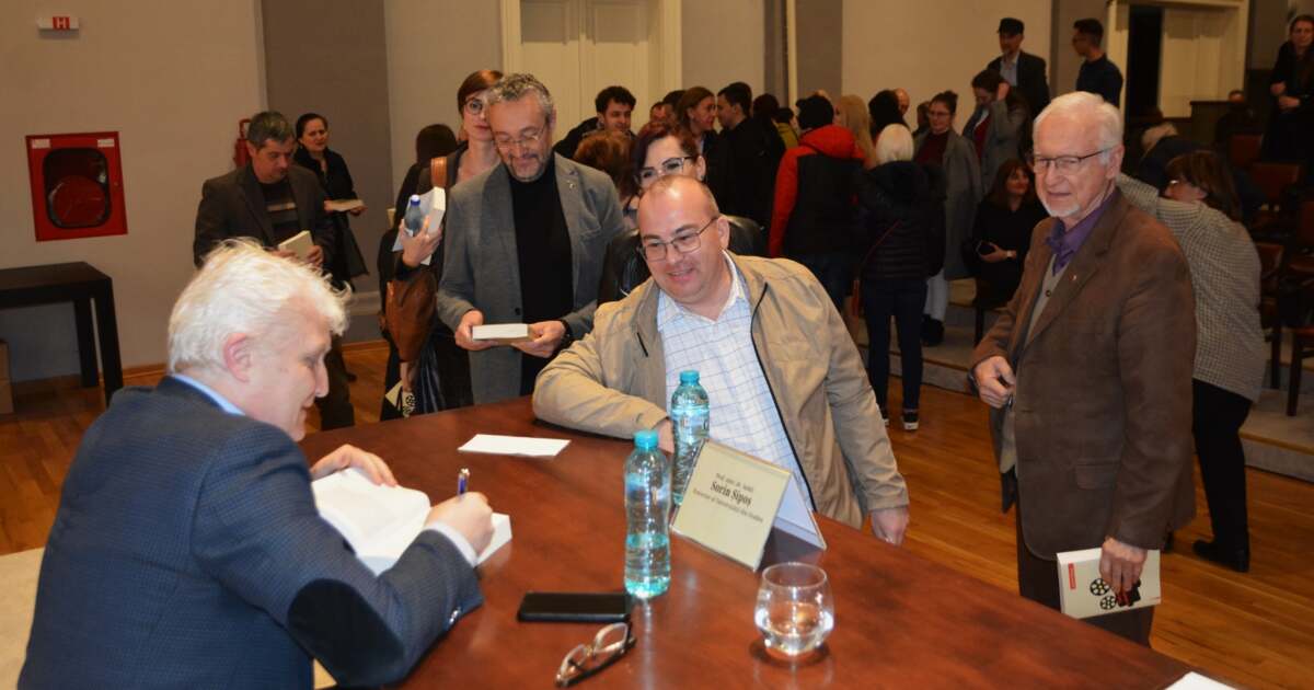 Istoricul Gabriel Moisa şi-a lansat cartea „Film şi propagandă în ...