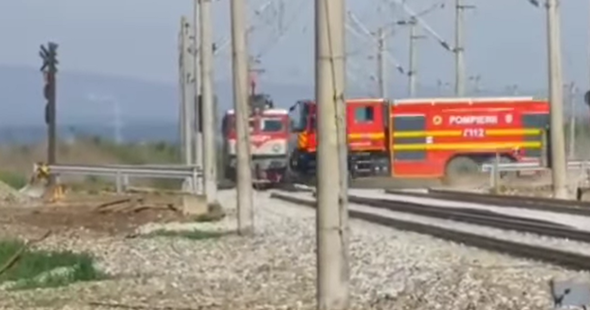 Tragedie evitată la limită! O mașină de pompieri taie calea unui tren ...
