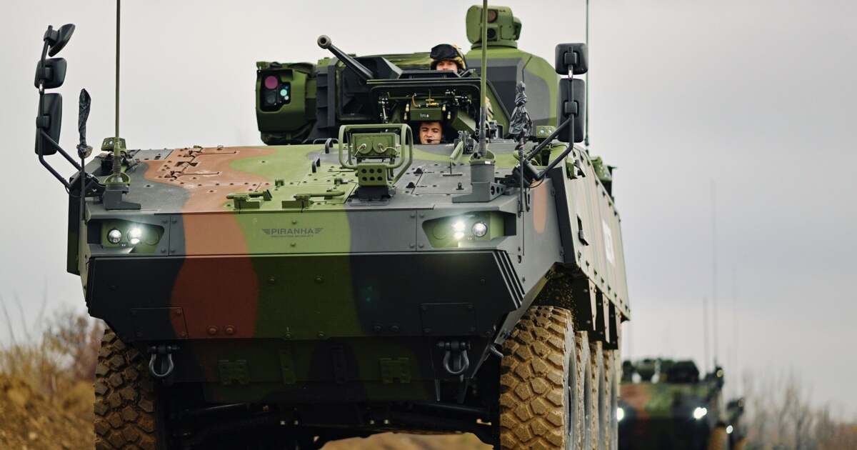 20 aprilie - Defilare cu transportoare blindate și elicoptere militare ...