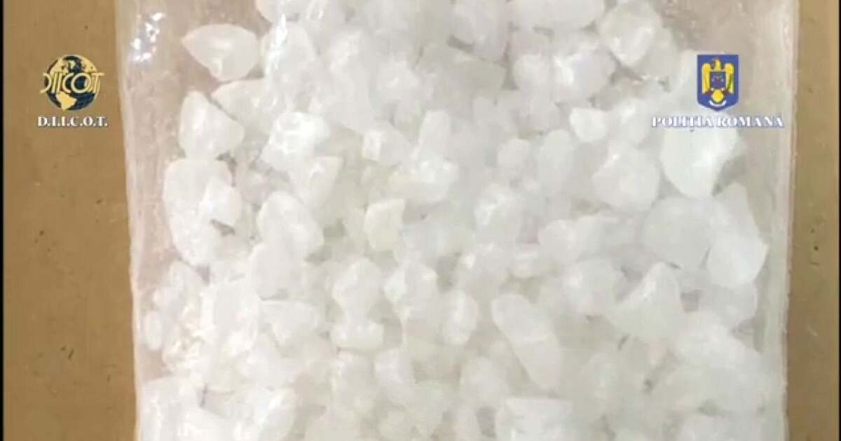 Ghiozdan cu droguri „cristal”, găsit în casa a doi frați din Nojorid ...