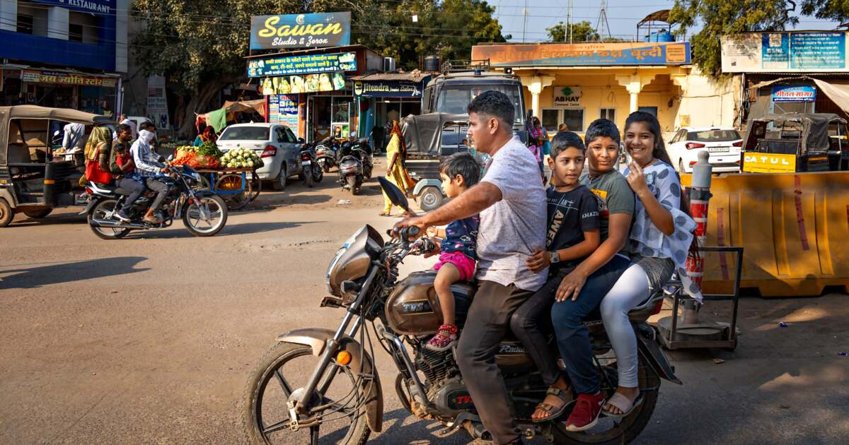 Artistul fotograf Paul Bock a expus „Impresii din India” în Galeria ...