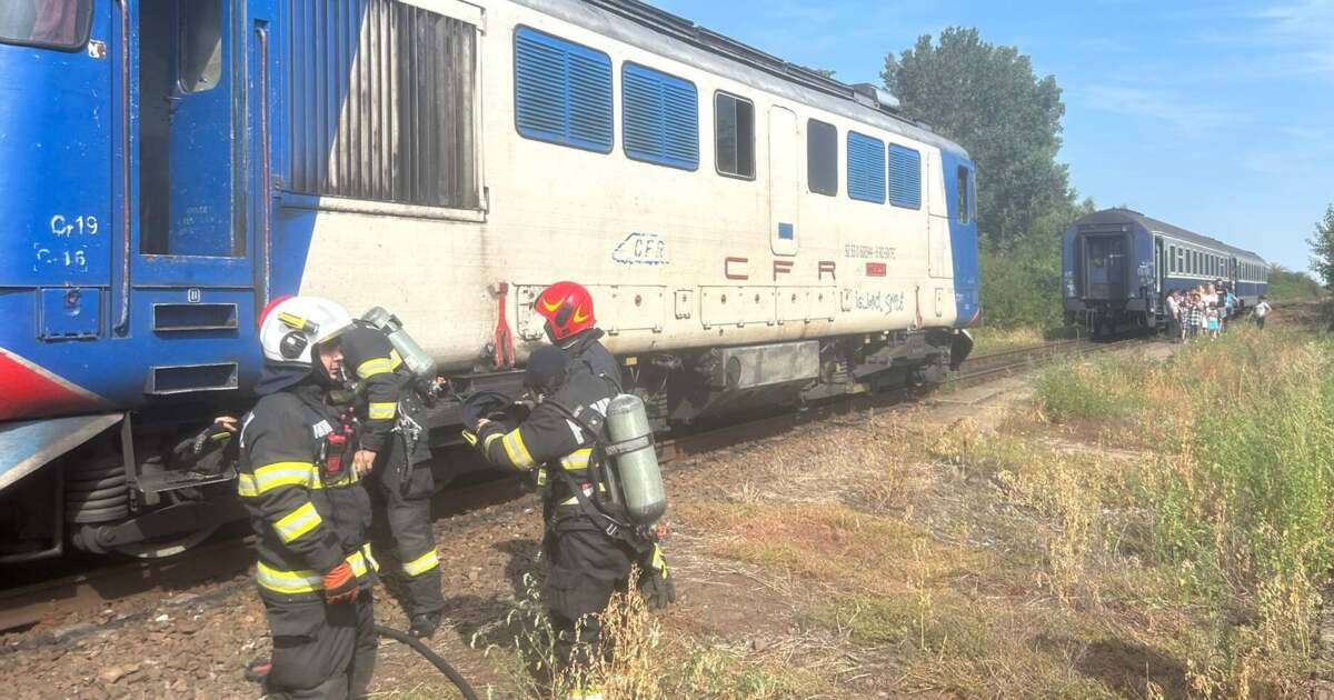 Locomotiva unui tren, cuprinsă de flăcări. 35 de persoane s-au ...