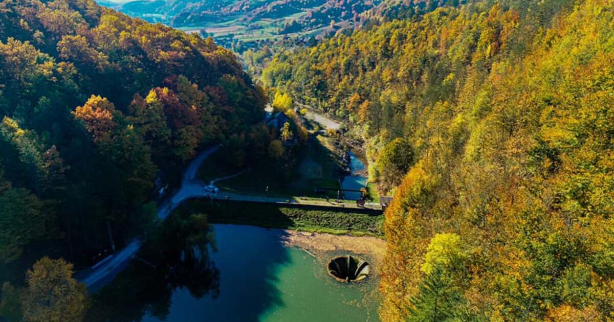 Spectacolul de toamnă între munți! Imagini impresionante cu lacul Vida ...