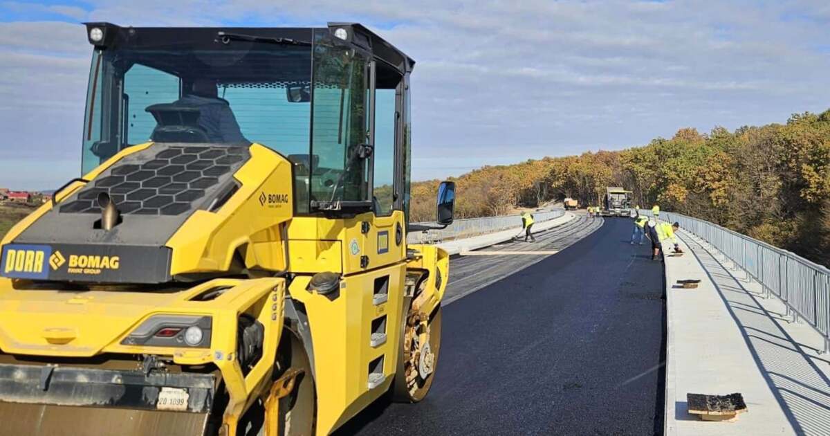 Se toarnă primul strat de asfalt pe viaductul din Betfia al inelului ...