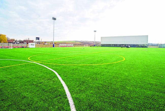 Primul teren de fotbal tip I din Bihor a fost inaugurat în comuna ...