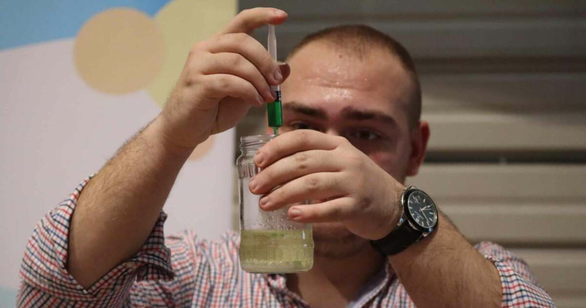 Orădeanul Joshua Patrick Biro lansează o carte despre fizica atomică ...