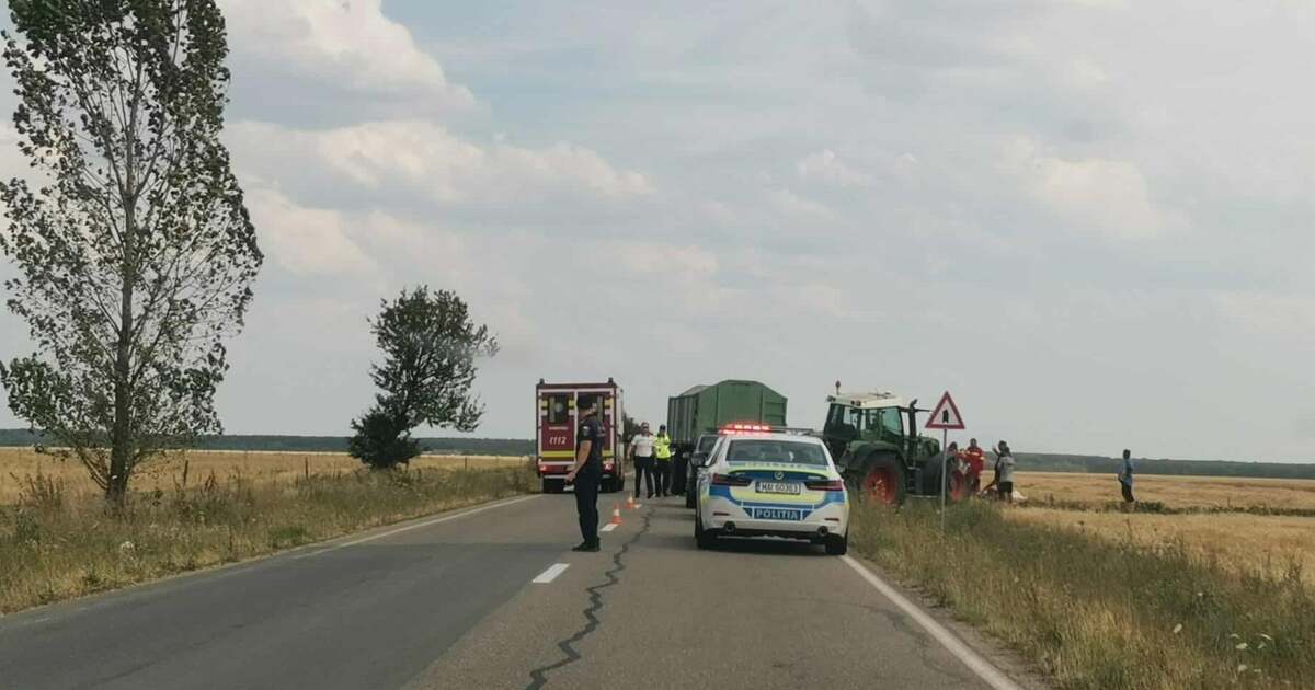 UPDATE Impact violent între o mașină și un tractor în apropiere de ...
