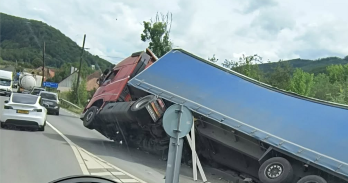 Accident în Ciucea: un camion s-a răsturnat pe carosabil, traficul este ...