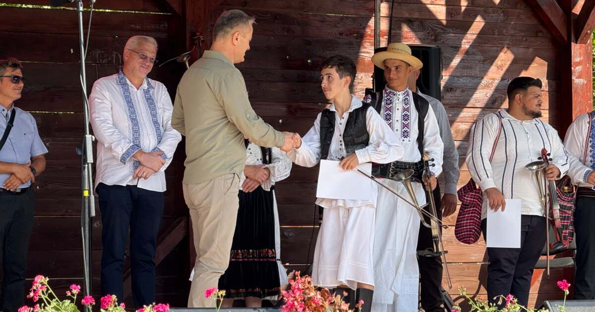 Festivalul-Concurs al Viorii cu Goarnă „Dorel Codoban” de la Roşia şi-a ...