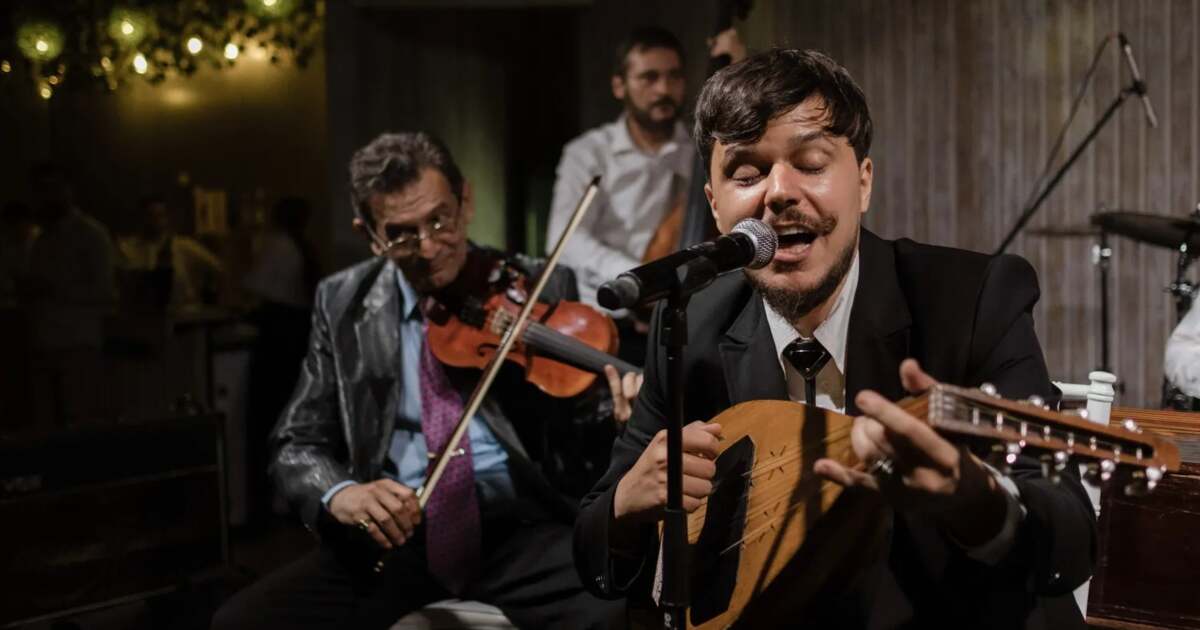 Cobzar cu doctorat în litere, Bogdan Mihai Simion aduce la Oradea ...