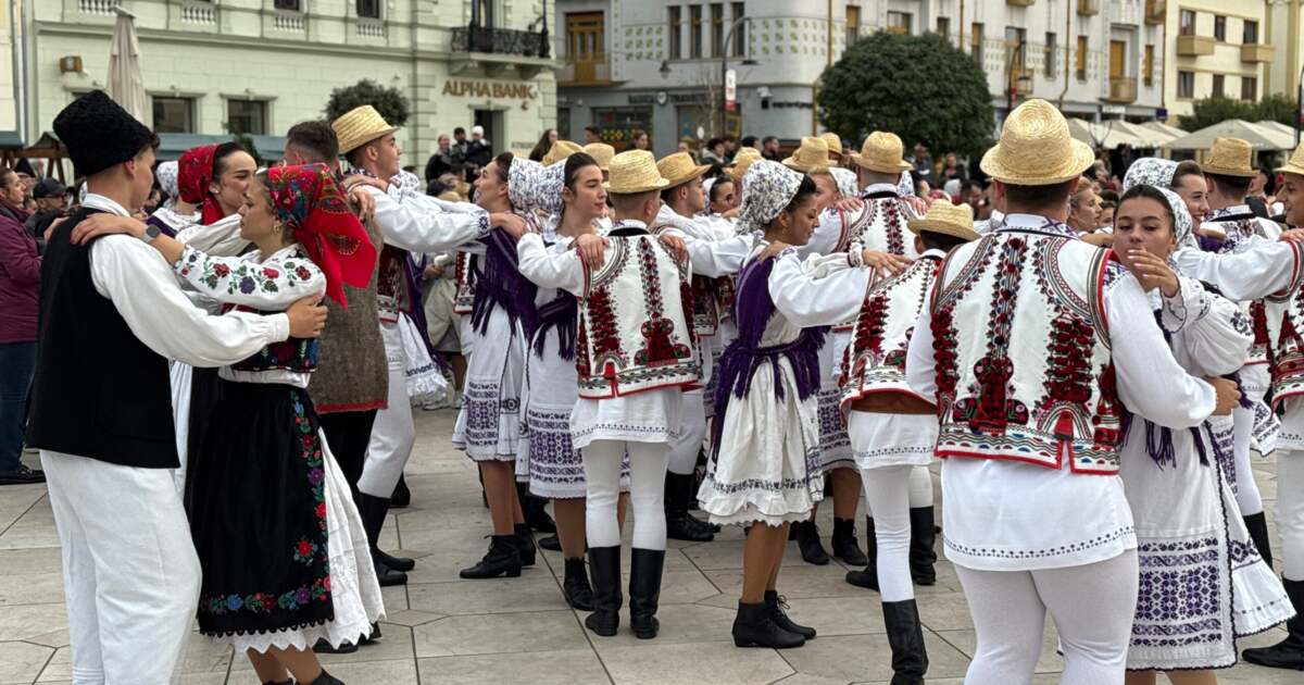 Sute de dansatori în costume populare au umplut Piaţa Unirii la ...