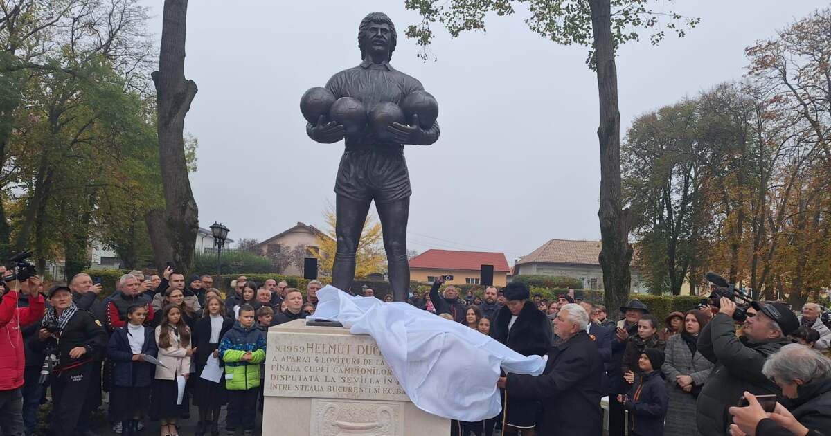 Statuia „eroului de la Sevilla” a fost dezvelită joi în localitatea ...