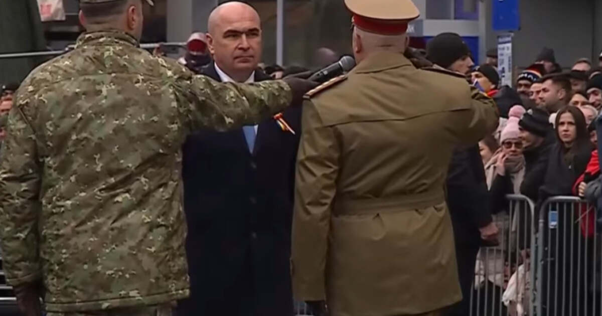Premierul Ilie Bolojan, huiduit la Alba Iulia la parada militară de 1 ...