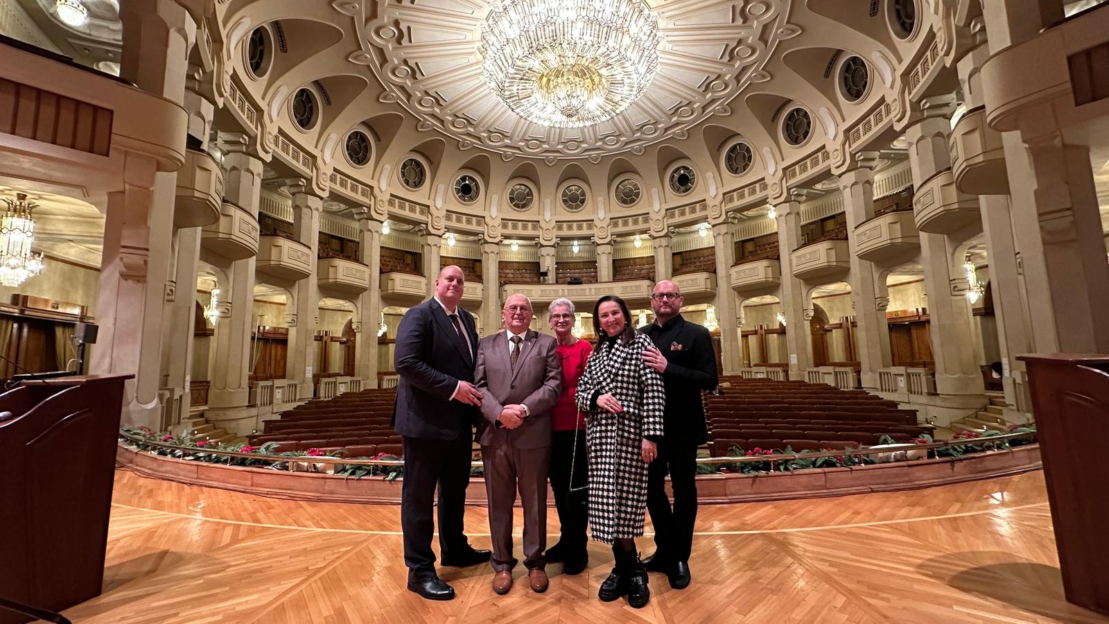 În 2025, peste 2.500 de fotografii au fost expuse în expoziţii ale ...