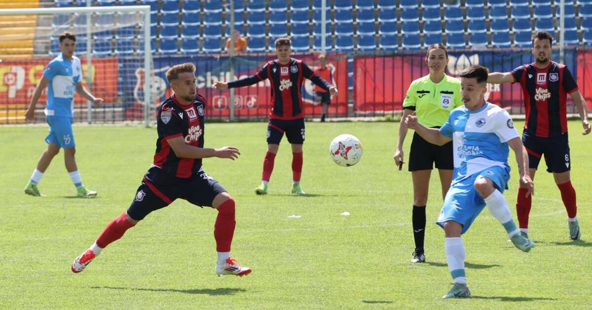 FC Bihor a mai cedat doi jucători. Sâmbătă „roș-albaștrii” joacă primul ...