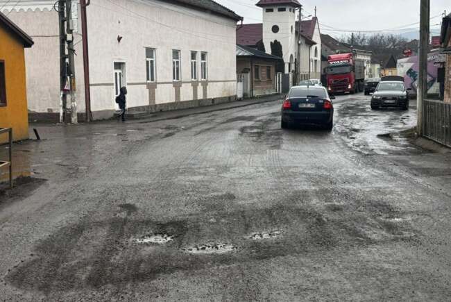 Locuitorii și primarul din Suplacu de Barcău sunt revoltați de gropile ...
