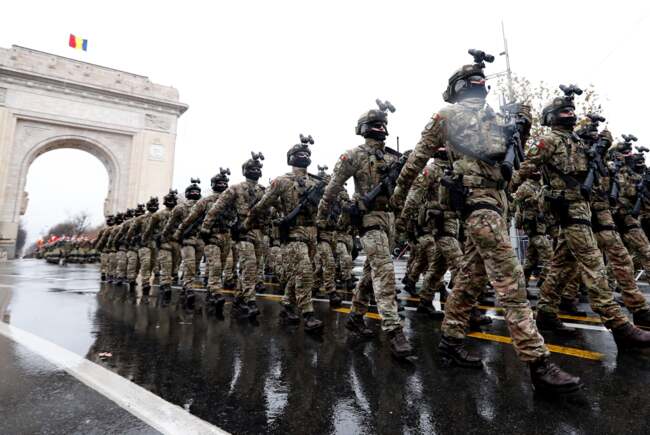 Grila salarială a militarilor români în 2026. Cât câștigă civilii fără ...