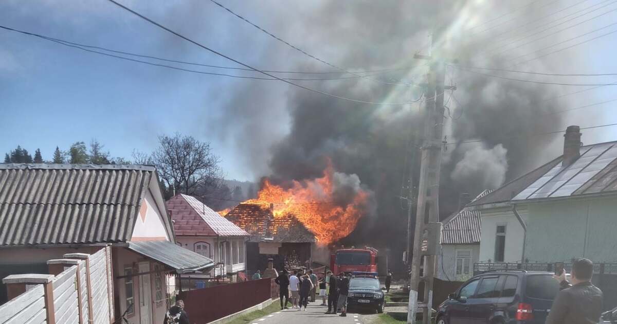 11 case cuprinse de flăcări într-o localitate din Vrancea. Pompieri din ...